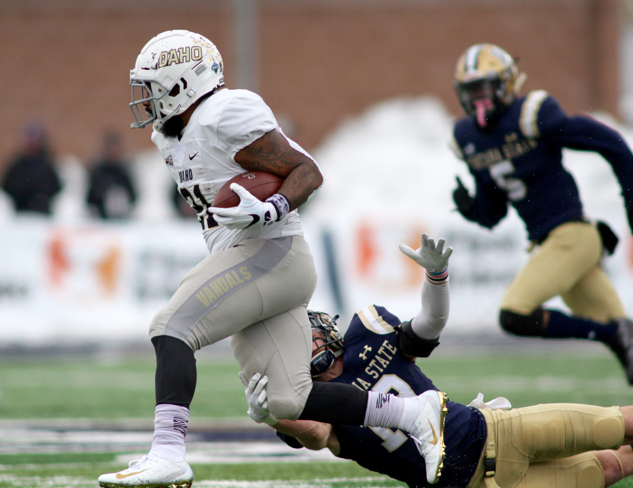 Vandals miss PAT, Bobcats prevail with homecoming victory – Skyline Sports