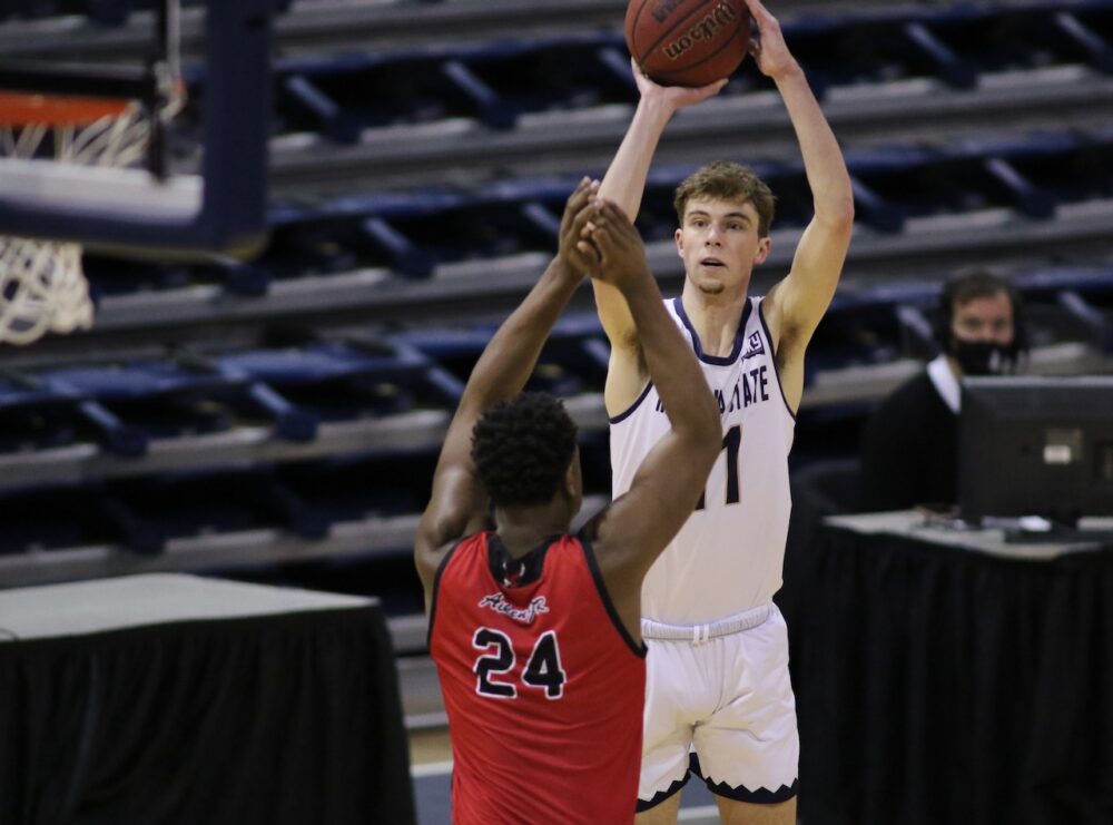 Groves ignites, leads explosive Eastern Washington past Bobcats into ...