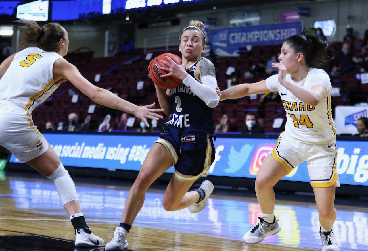 Darian White blasts through contact – Skyline Sports